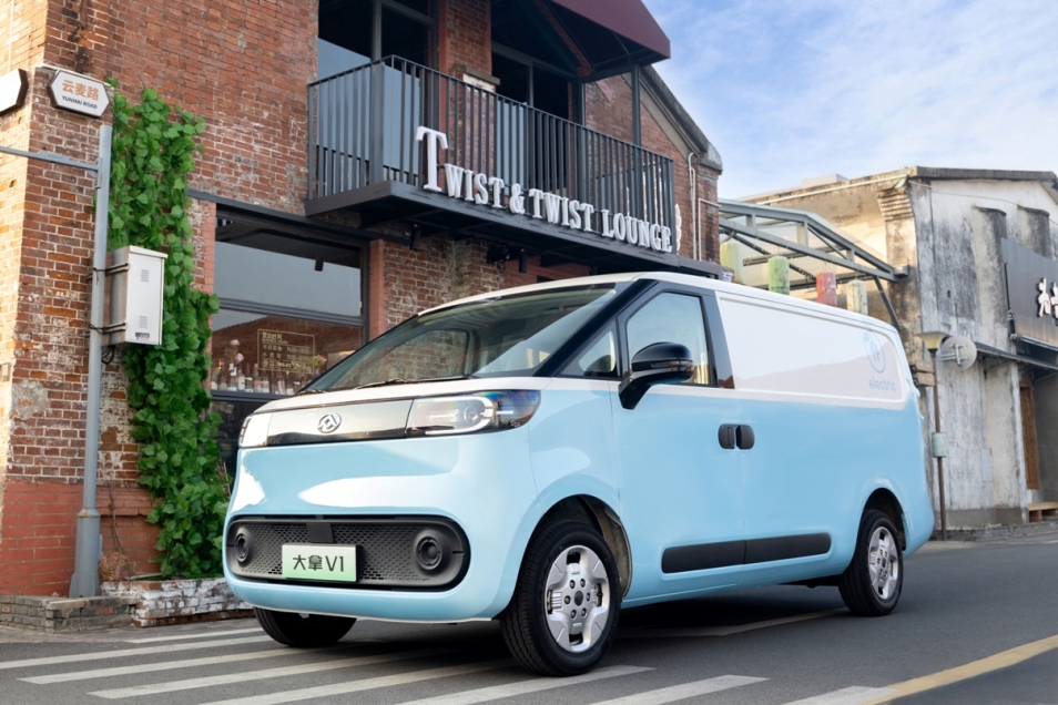 Maxus Debuts Two New EVs at CV Show